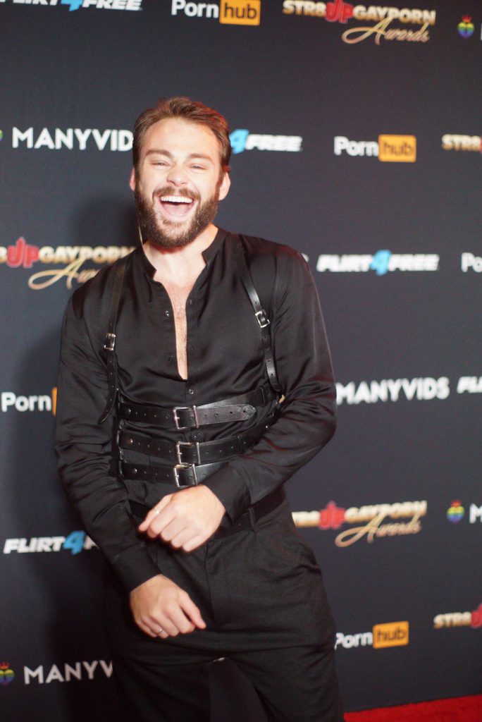 PHOTO GALLERY: Even More Red Carpet Looks As The Stars Arrived At The ...